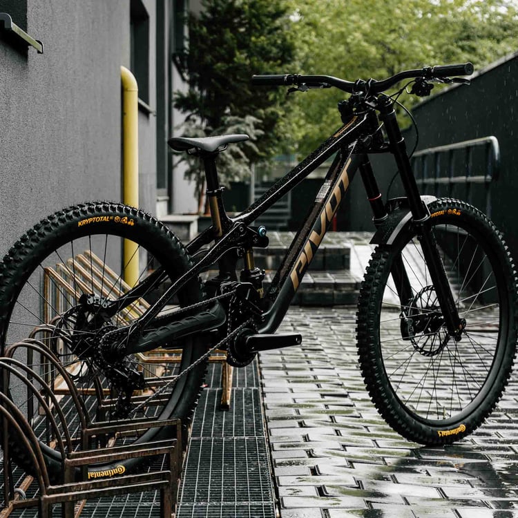 Bicicleta Pivot Phoenix V5 Carbon Custom MX Black/Gold - PlayBike.ro